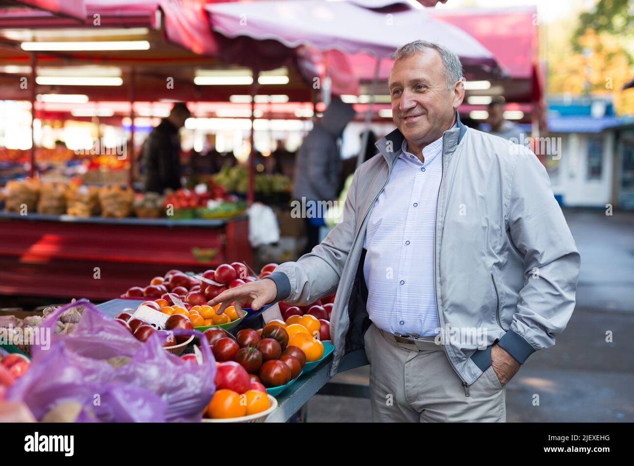 Man choosing vegetables in greengrocery Stock Photo - Alamy