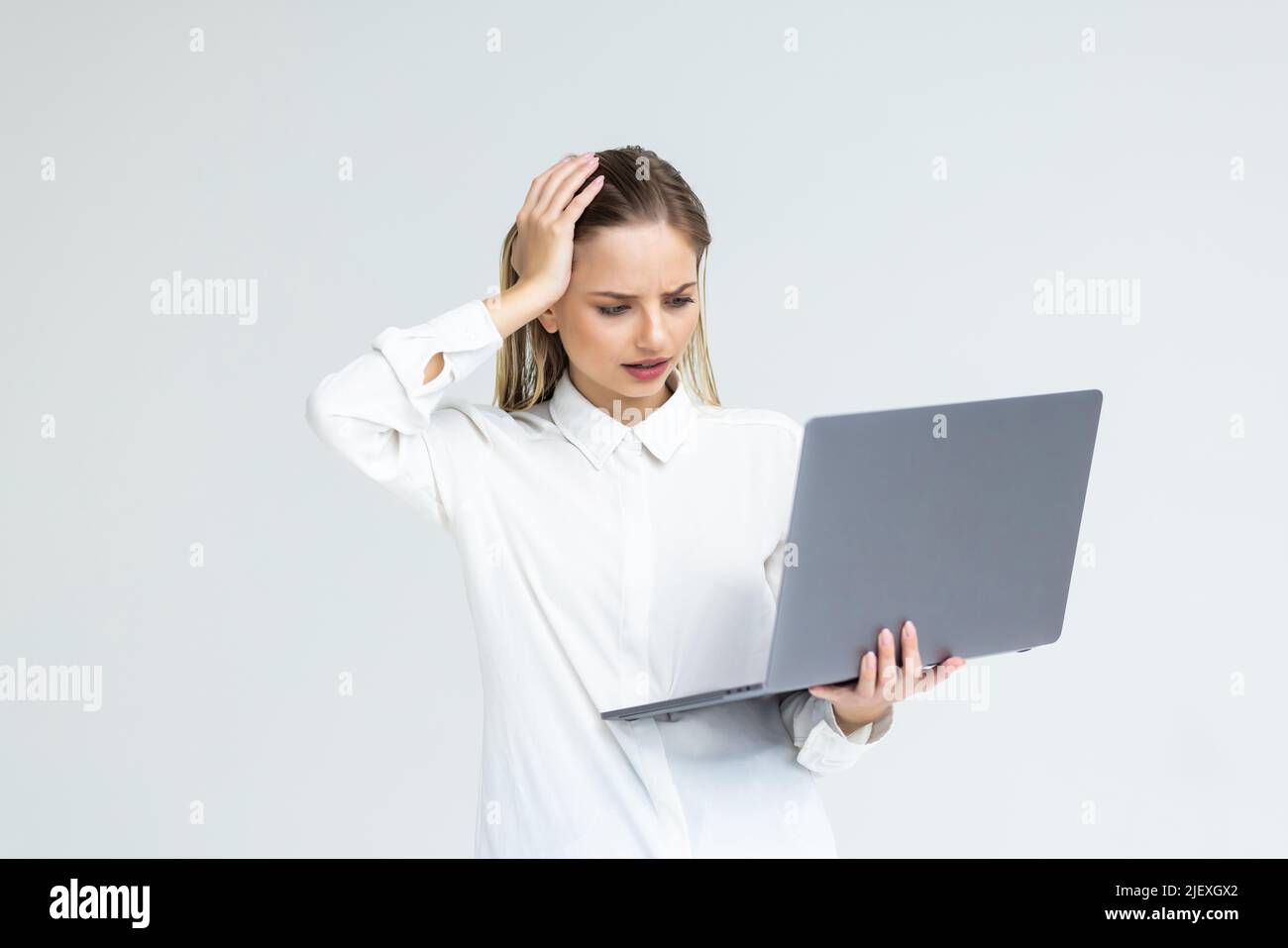 Sad brunette girl, student showing laptop screen and grimacing upset ...