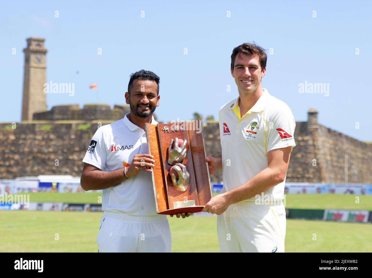 Sri Lanka's captain Dimuth Karunaratne (L) and Australia's captain Pat ... Sri Lanka's captain Dimuth Karunaratne (L) and Australia's captain Pat ...