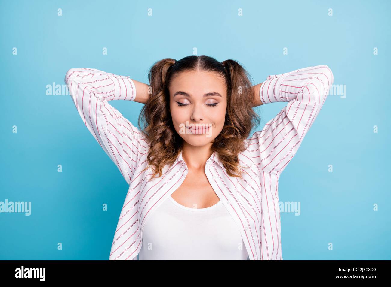 Photo portrait dreamy girl sleeping rest on break chilling smiling ...