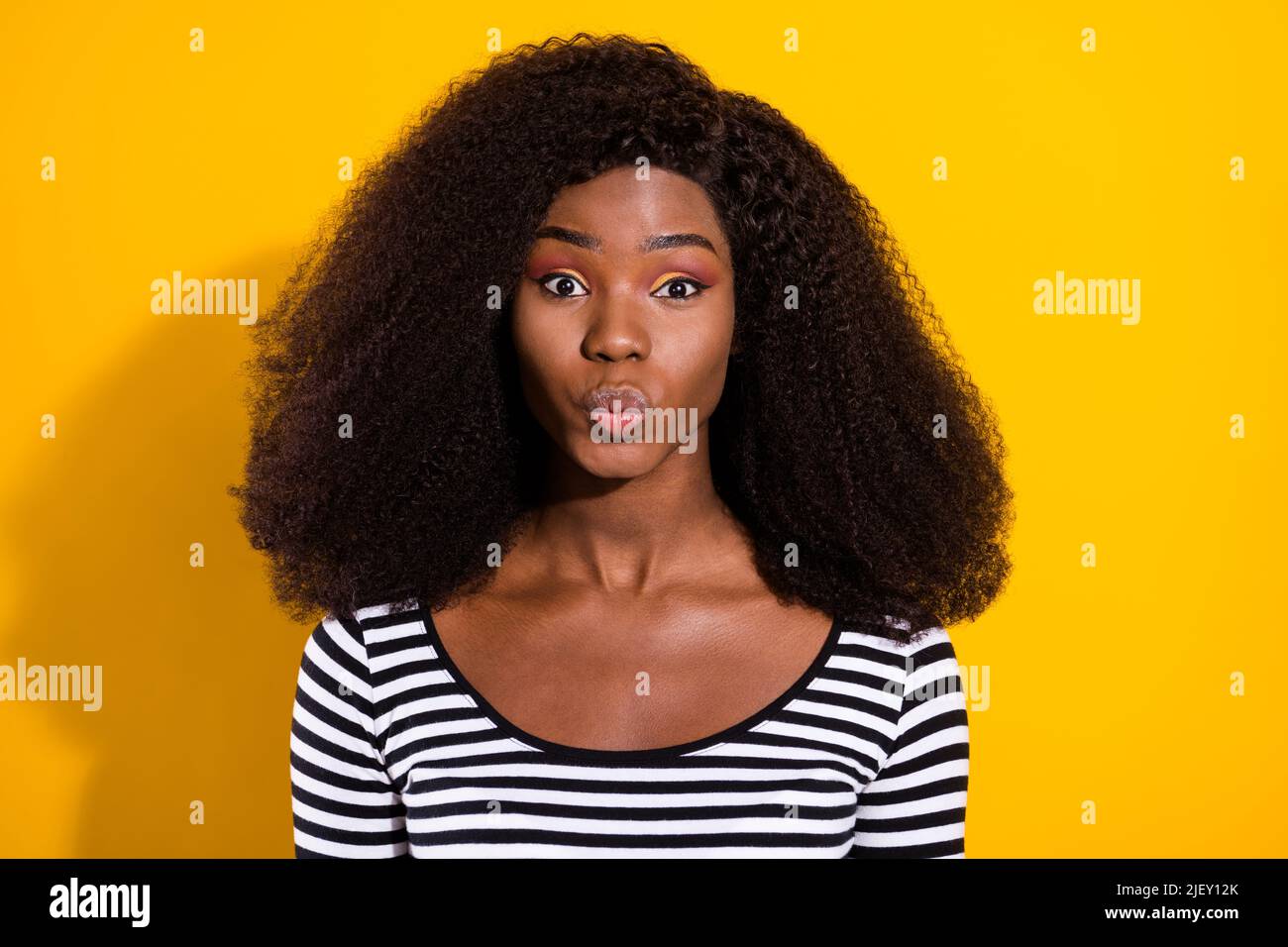 Photo portrait of young model sending air kiss with pouted lips ...