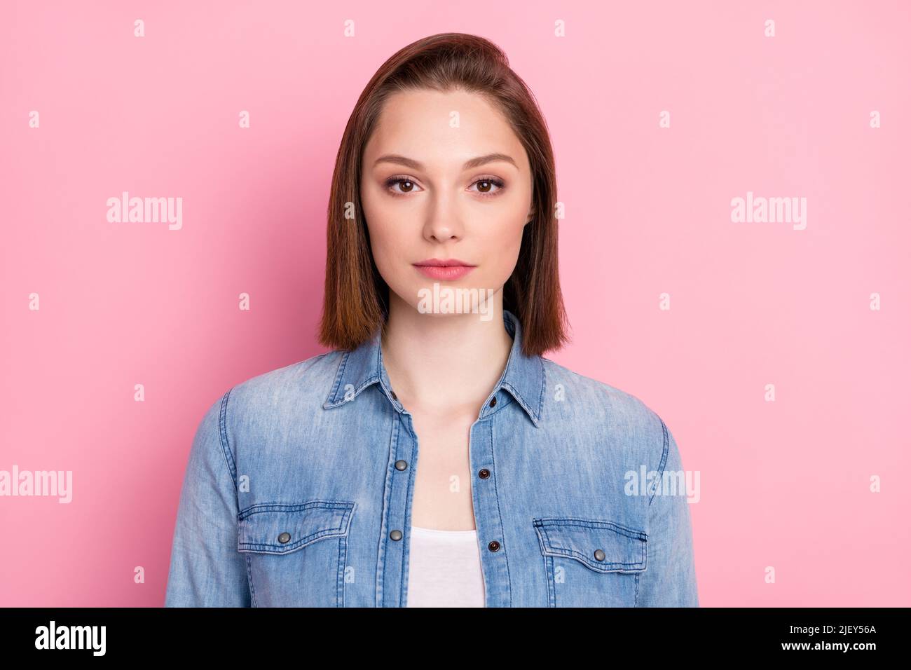Photo portrait of pretty girl with bob haircut wearing jeans outfit ...