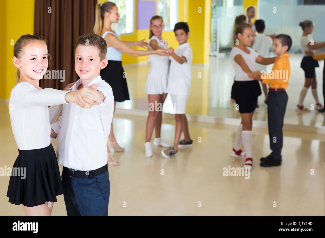 Couple dancing children hi-res stock photography and images - Alamy