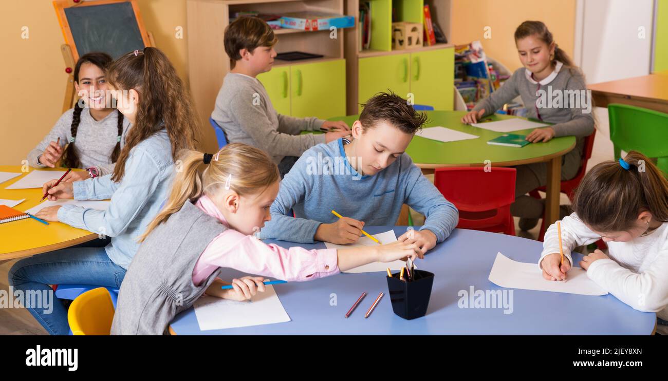 elementary age pupil drawing lesson Stock Photo - Alamy