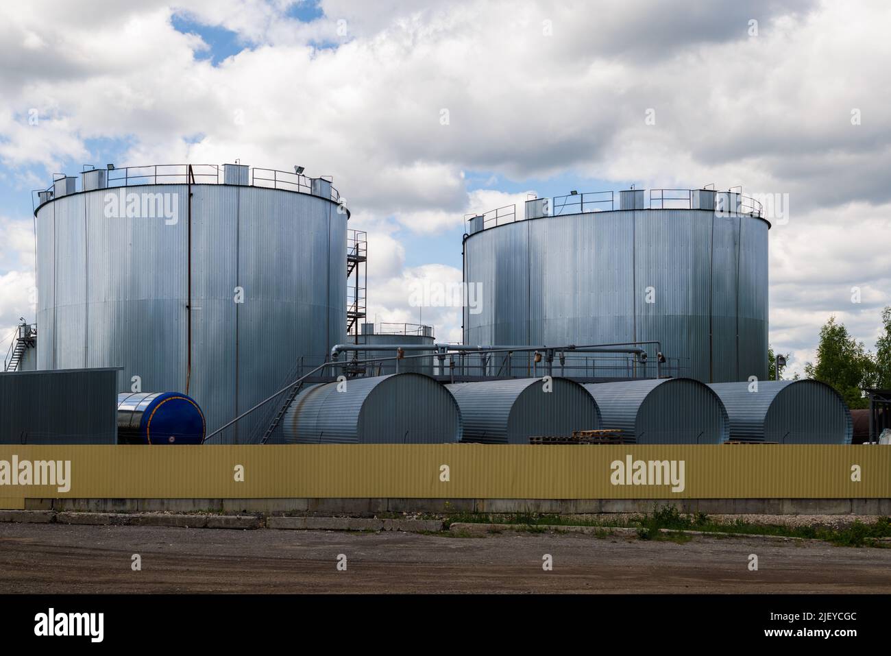 Overground thermal insulated cylindrical bitumen storage tanks Stock ...