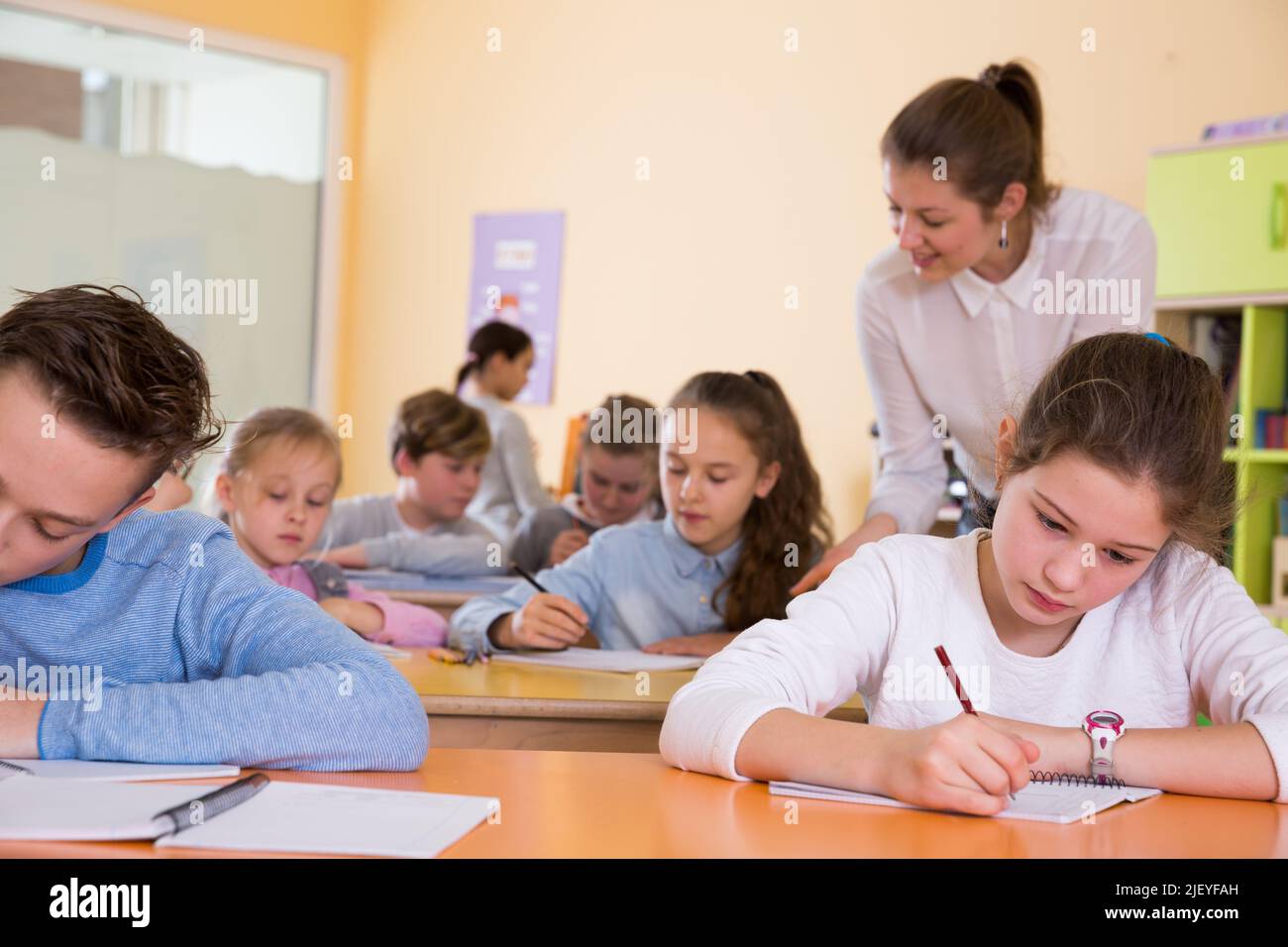 Pupils working hi-res stock photography and images - Alamy