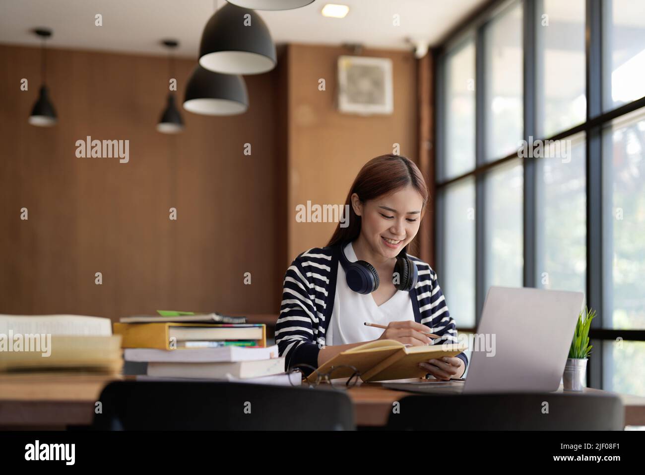 Work distance hi-res stock photography and images - Alamy