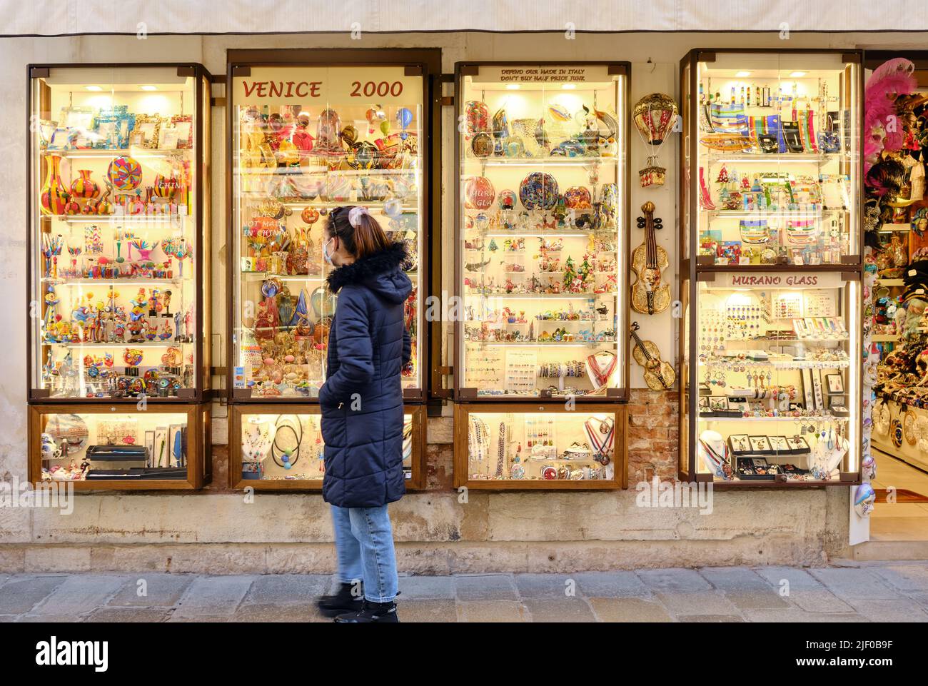 Gift shop window display hi-res stock photography and images - Alamy