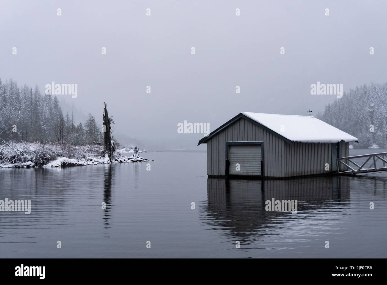 Old shed by lake hi-res stock photography and images - Alamy