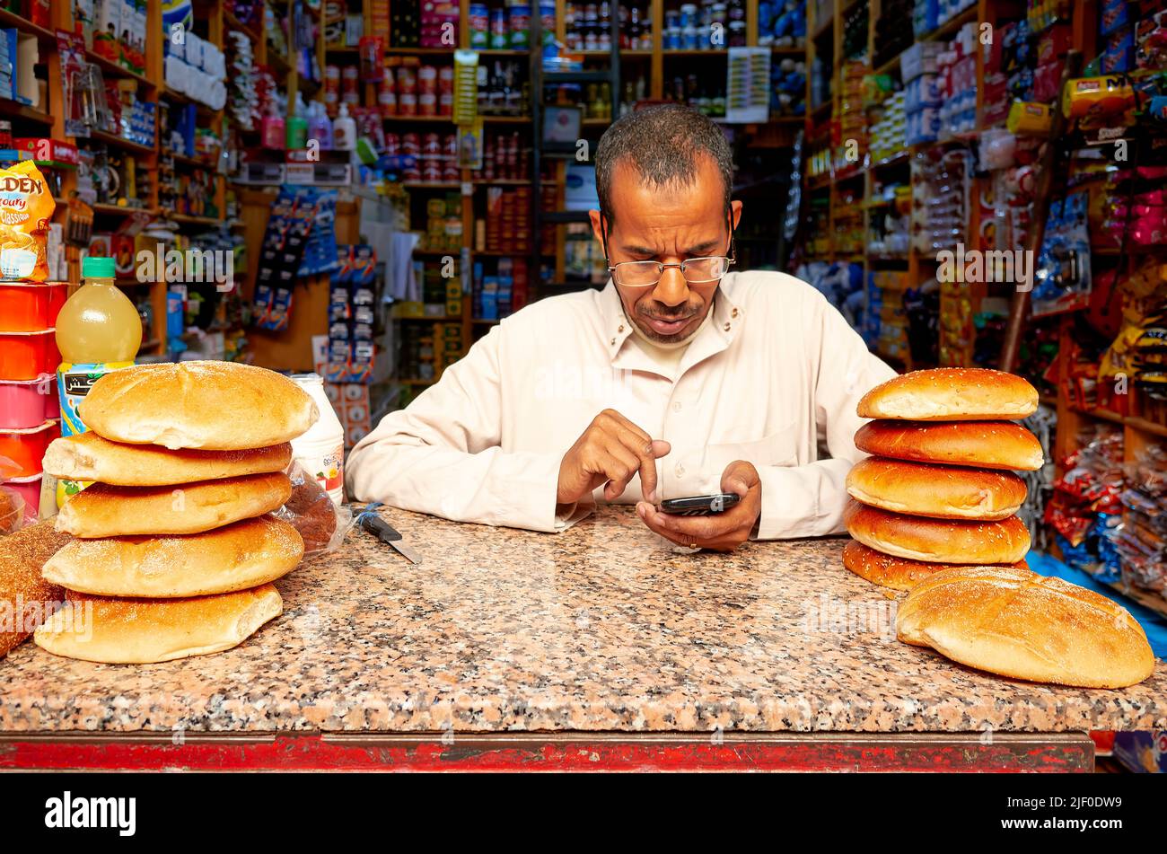 Morocco Fez. Sale of loaf of bread in the Medina Stock Photo - Alamy