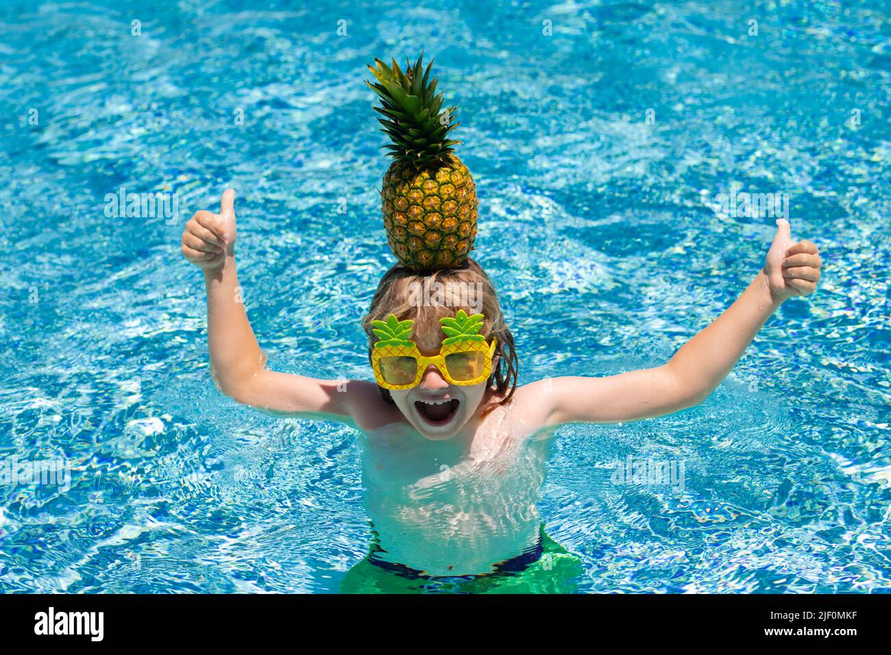 Kids having fun in pool hi-res stock photography and images - Alamy