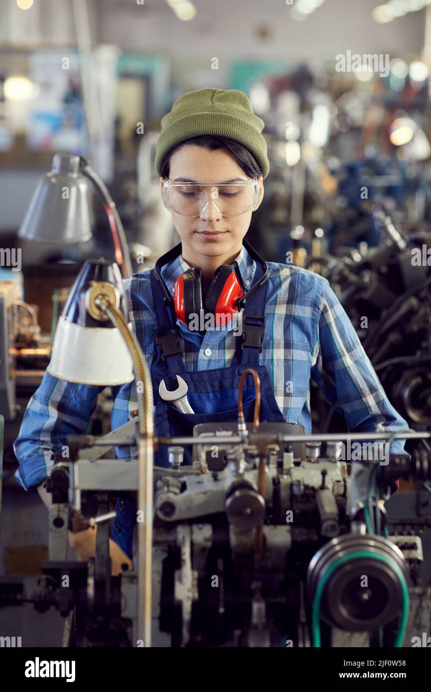 Tomboy mechanic hi-res stock photography and images - Alamy