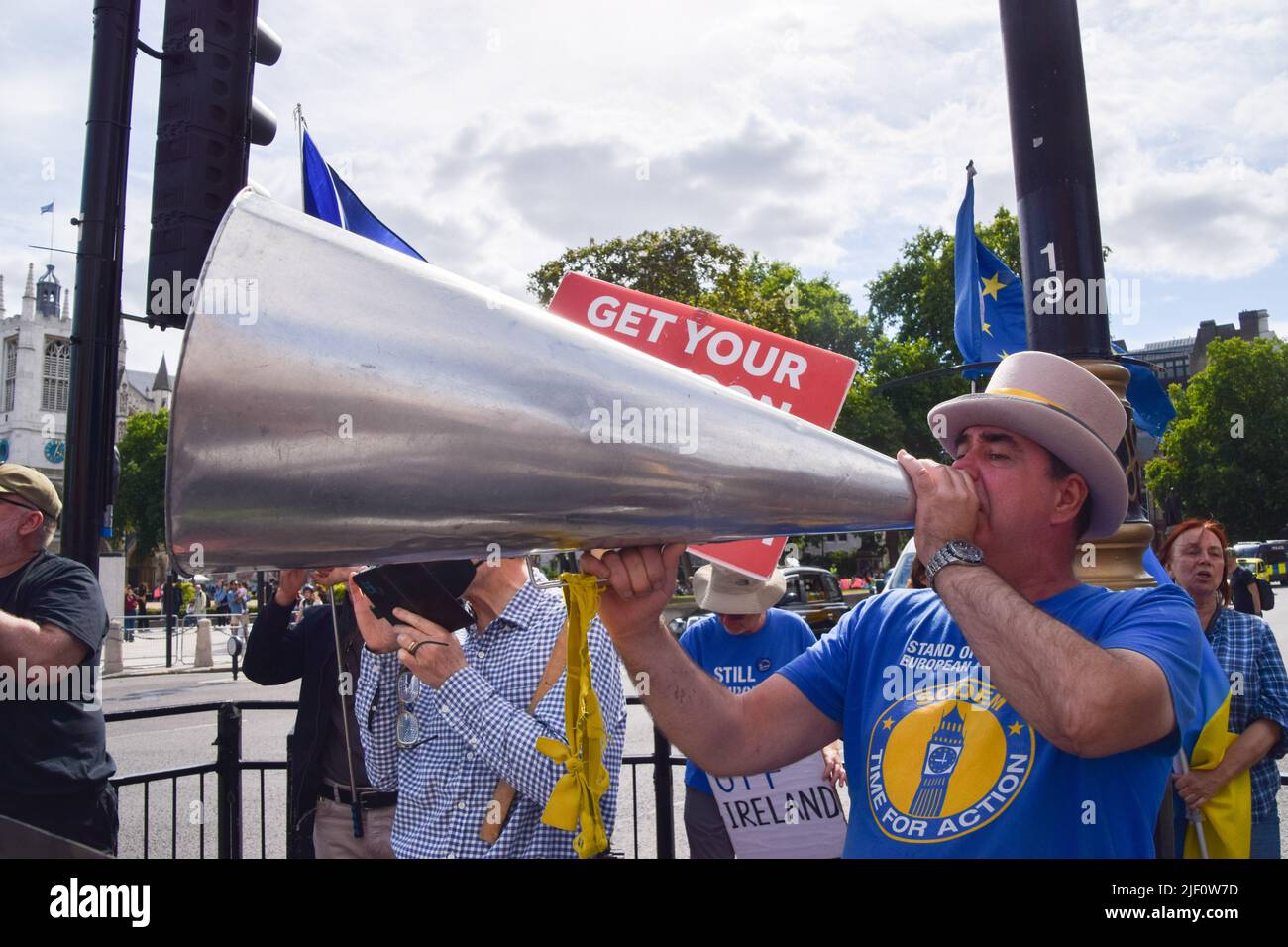 Loudspeakers street london hi-res stock photography and images - Alamy