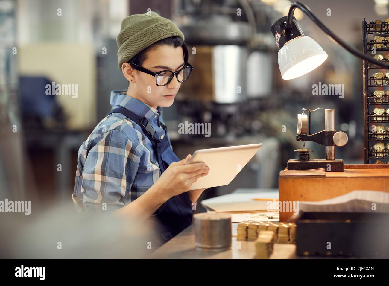 Assembly shop hi-res stock photography and images - Alamy