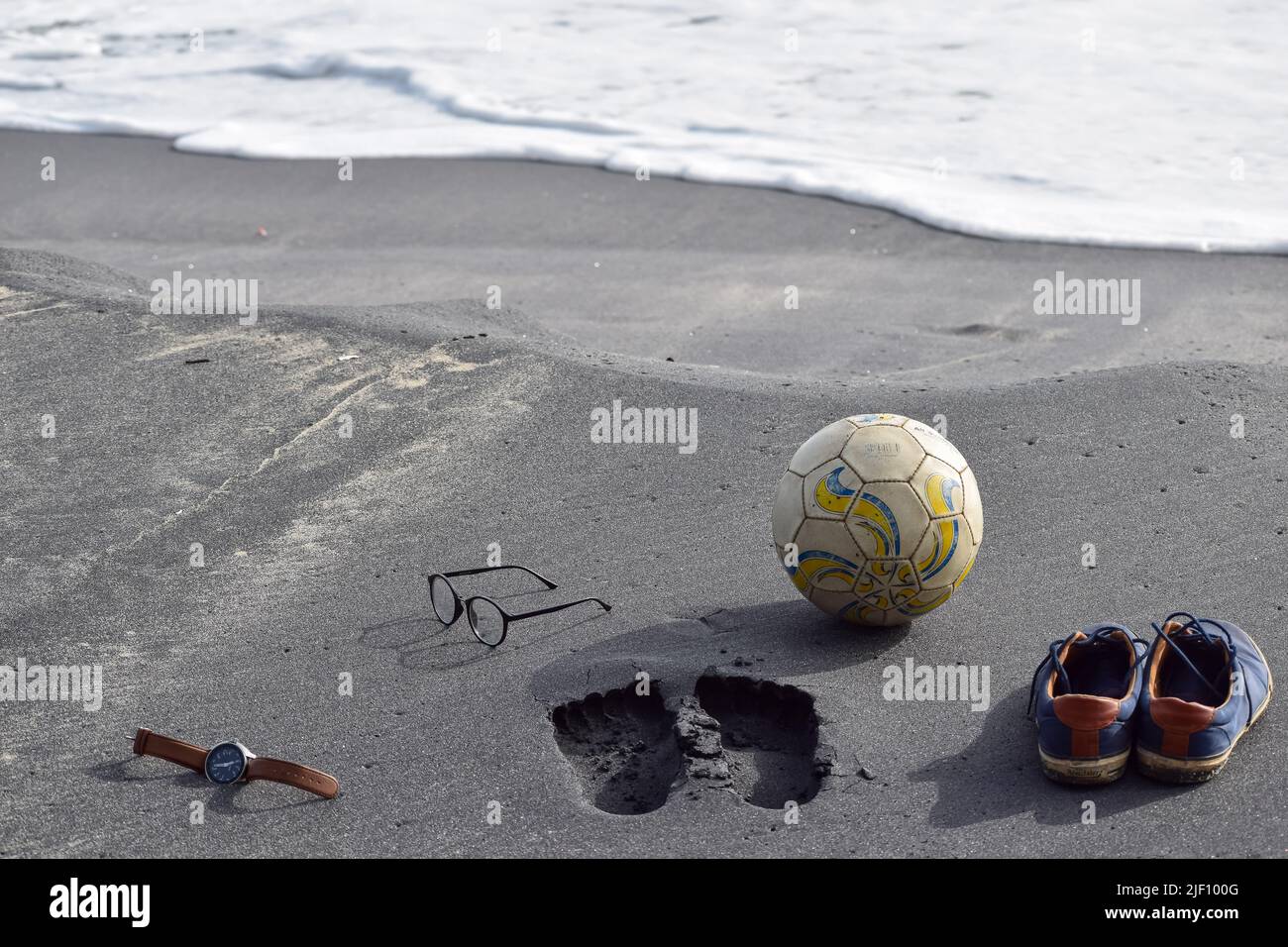 Foot mark in the beach hi-res stock photography and images - Alamy