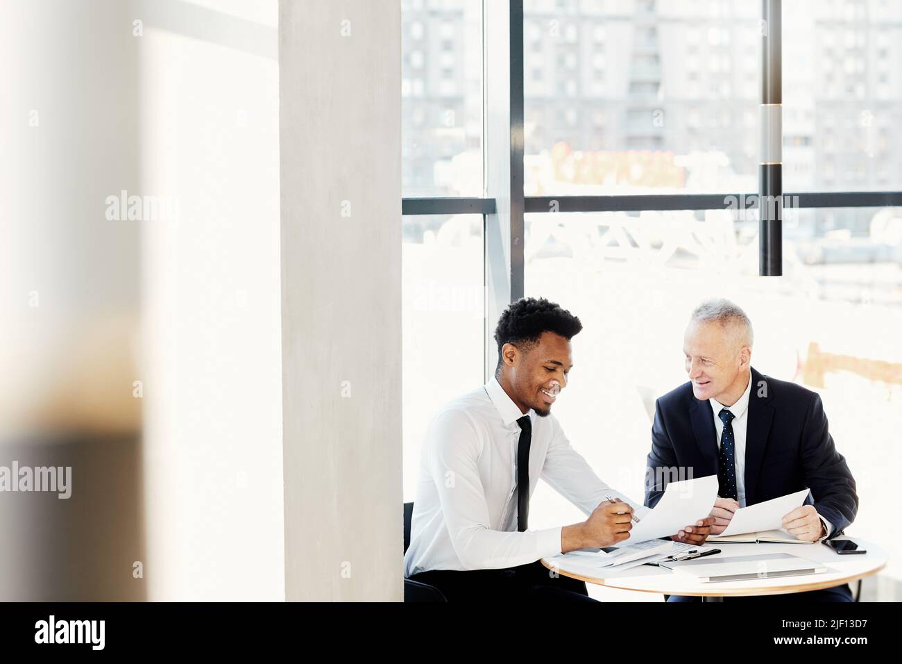 Group people sitting round table hi-res stock photography and images ...