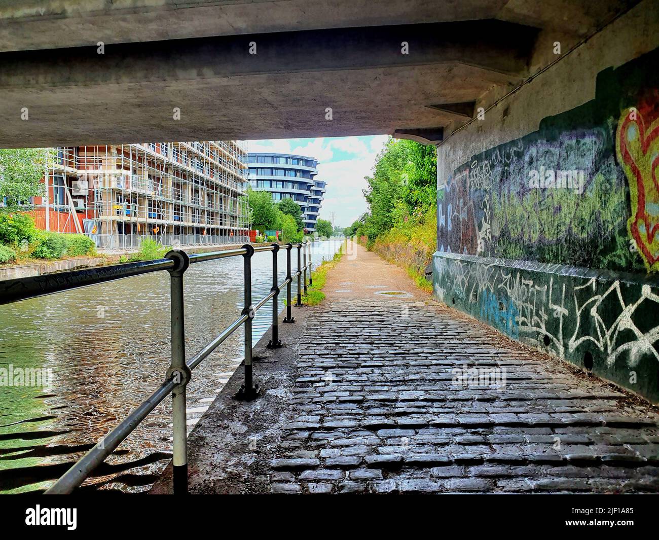 Inner city canal with cobbled pathway in manchester england 27/06/2022 ...