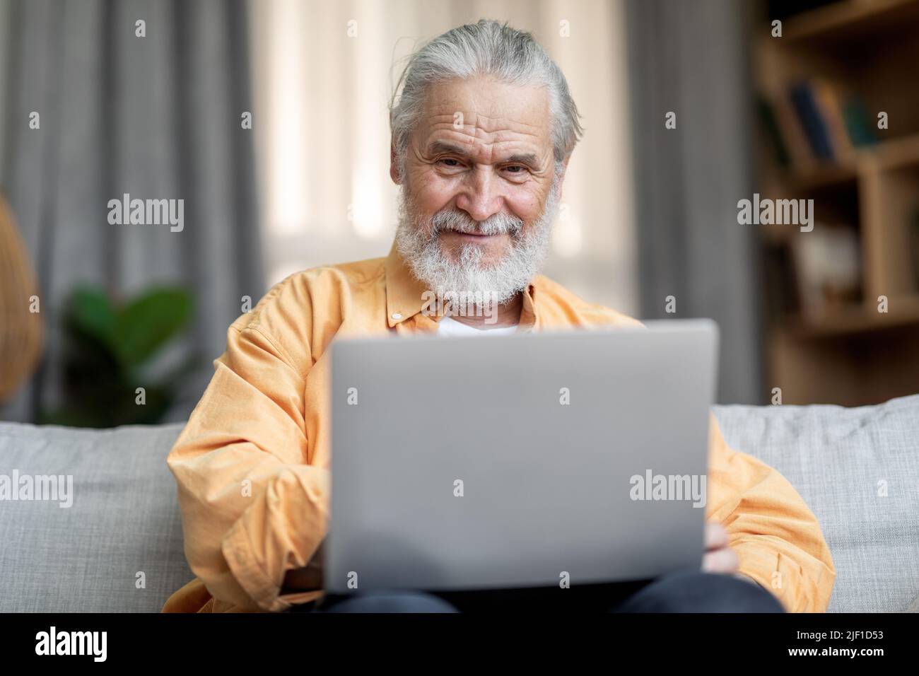Old man chilling hi-res stock photography and images - Alamy