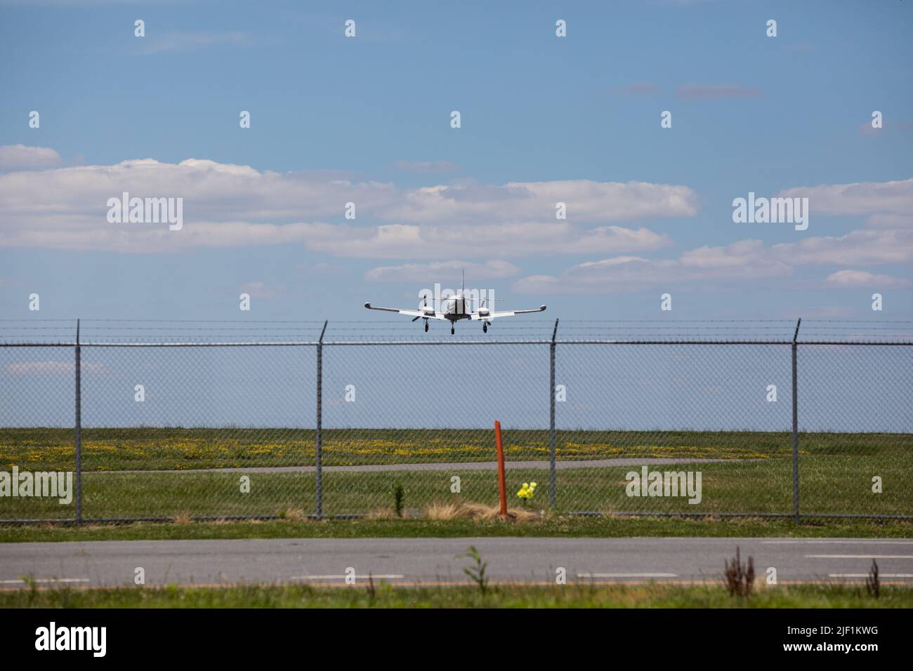 Small plane big sky hi-res stock photography and images - Alamy