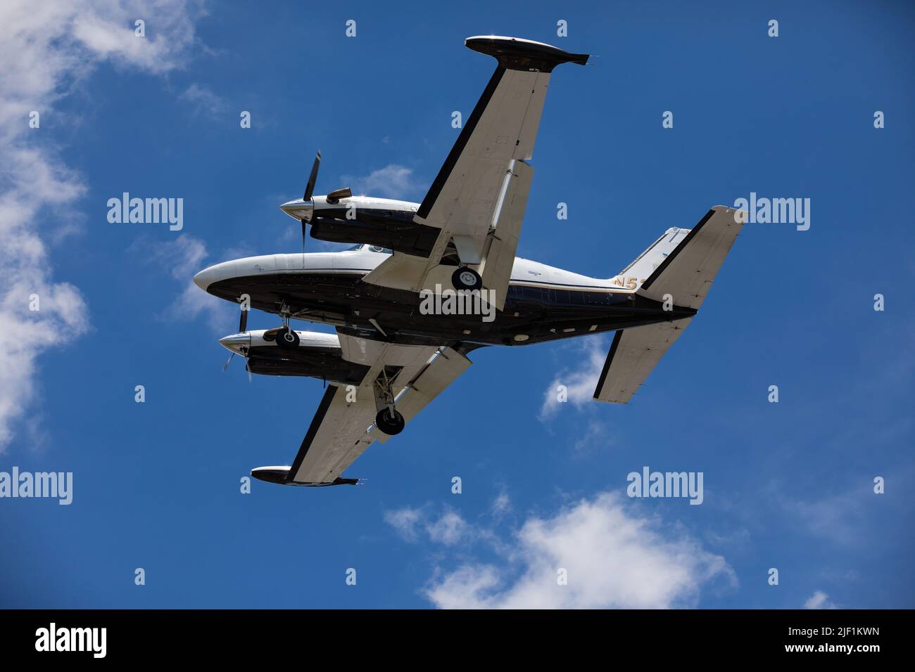 Biplane plane overhead hi-res stock photography and images - Alamy