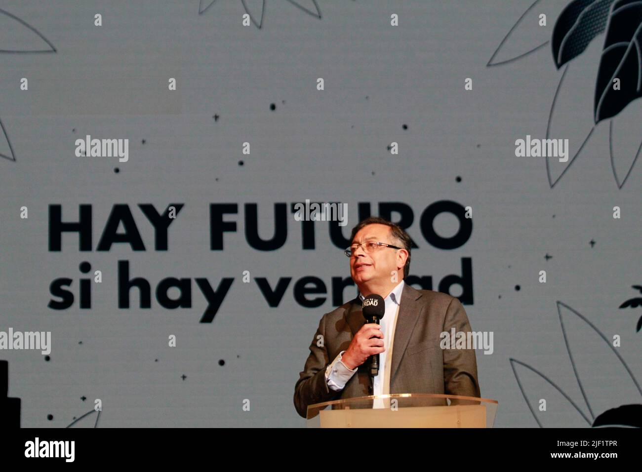 Colombia truth commission report hi-res stock photography and images ...