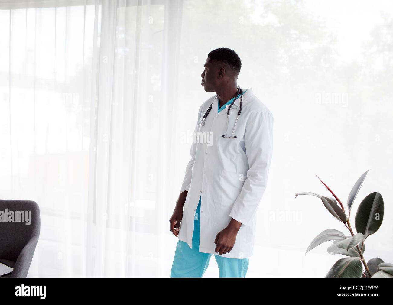 Doctor stands hi-res stock photography and images - Alamy