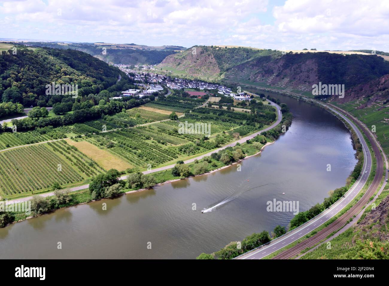 Blick vom Aussichtspunkt Blumsley an der Moseltalbrücke auf die Mosel ...