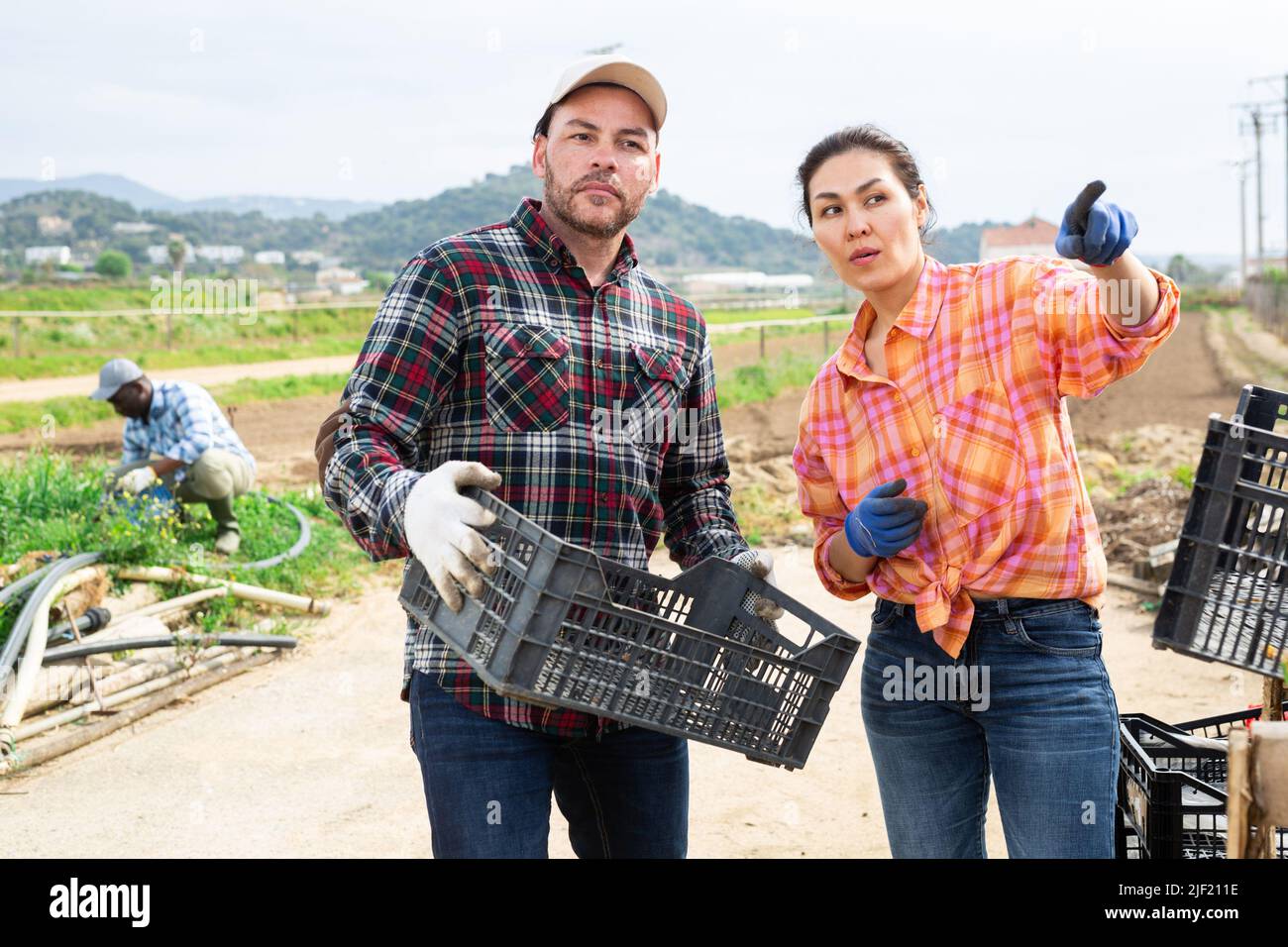 Two farmers talking discussion hi-res stock photography and images - Alamy
