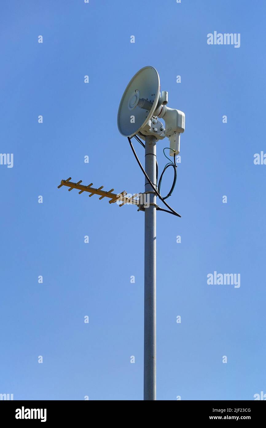 VHF, UHF, microwave antennas on pole against blue sky Stock Photo - Alamy