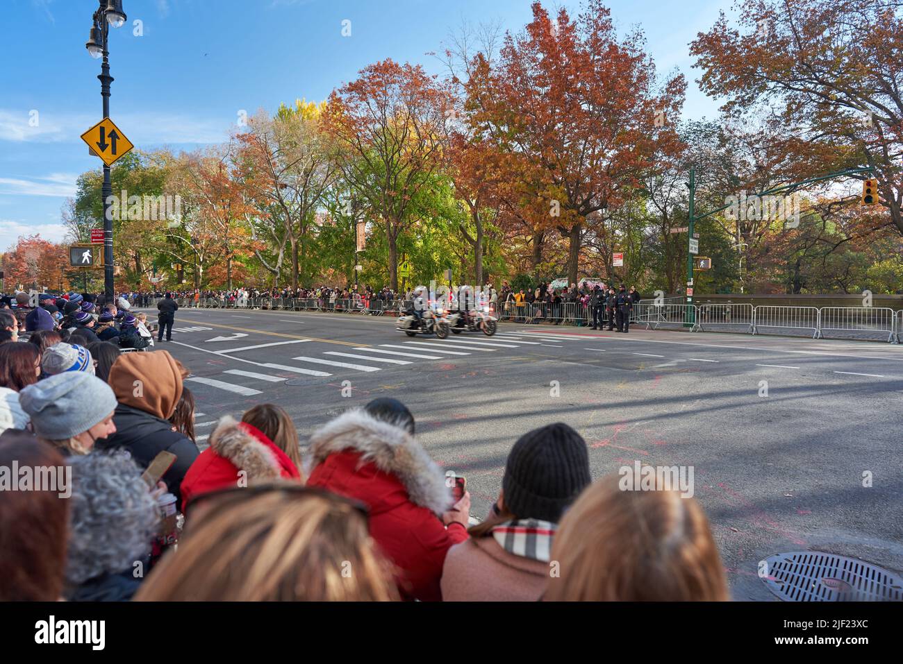 Manhattan, USA - 24. November 2021: Crowd waiting for Thanksgiving ...
