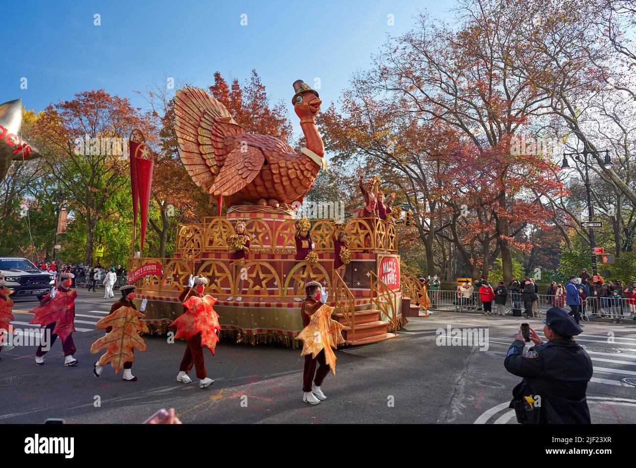 Manhattan, USA - 24. November 2021: Huge Turkey displayed during the ...
