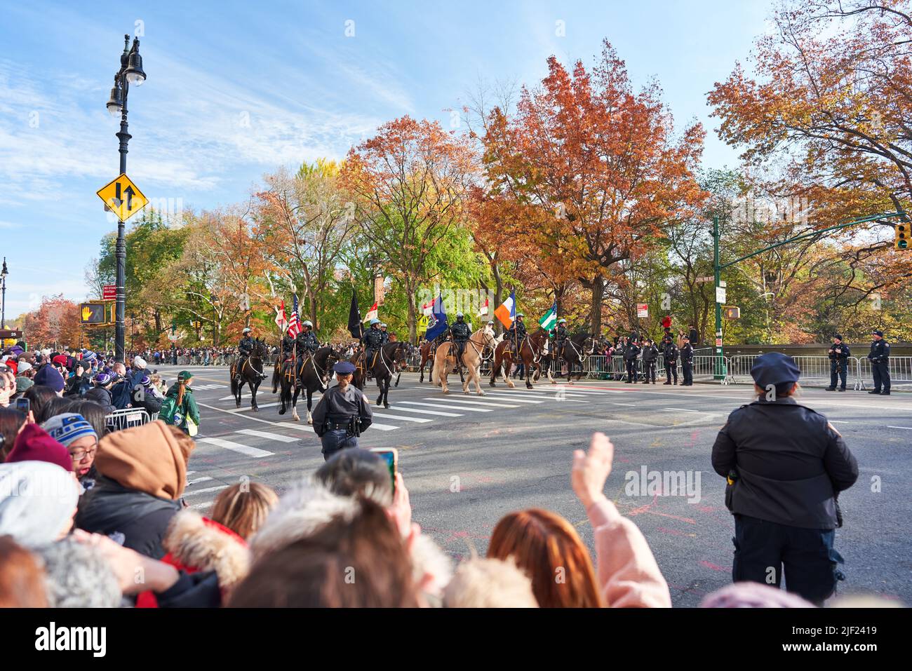 Mounted police new york central park hi-res stock photography and ...
