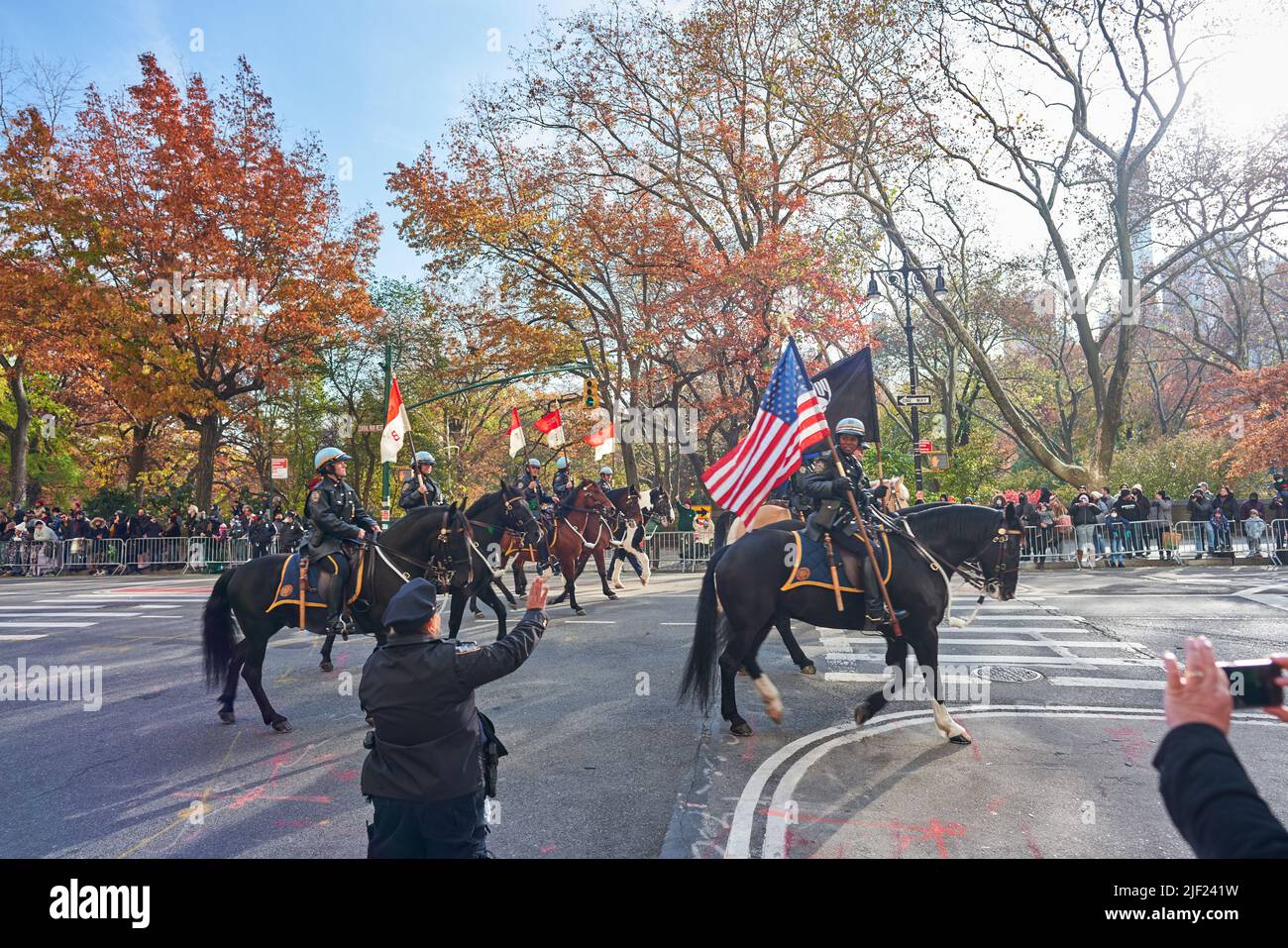 Manhattan, USA - 24. November 2021: NYPD Police officers on horses ...