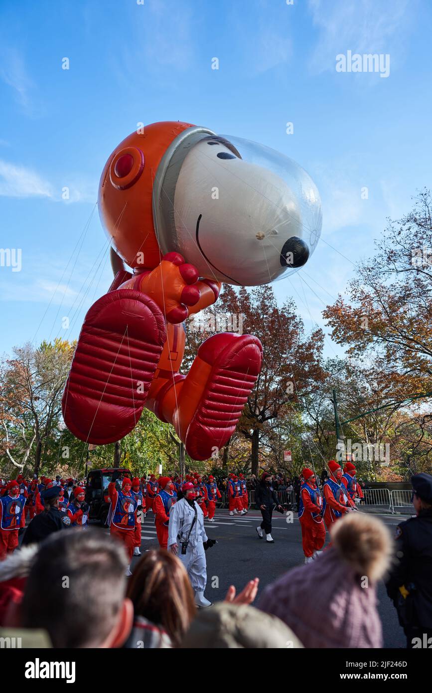 Manhattan, USA - 24. November 2021: Snoopy Balloon at Thanksgiving ...