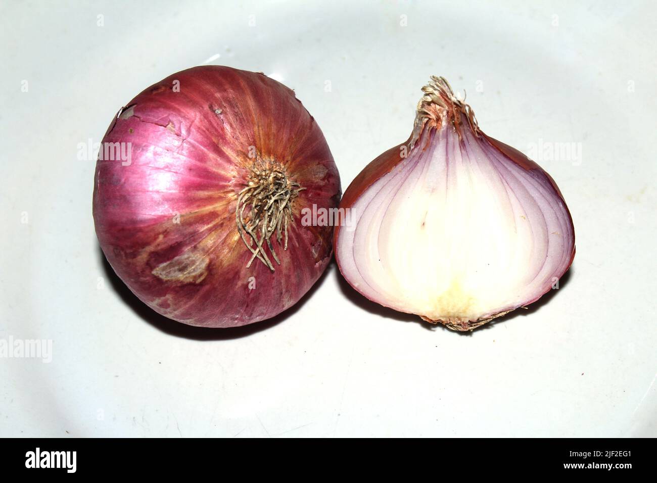 Whole and sliced red onions hi-res stock photography and images - Alamy