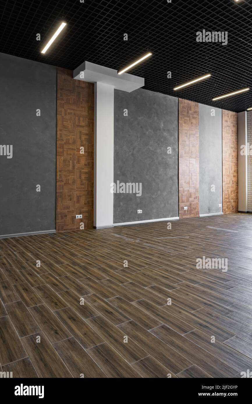 Blank walls in empty loft style industrial office Stock Photo - Alamy