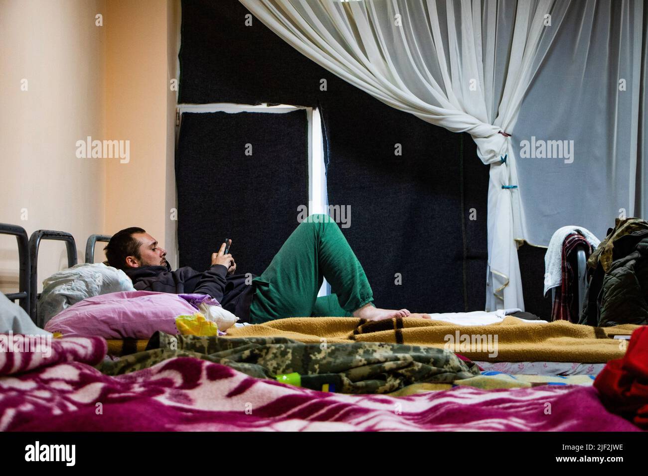 Doctors and nurses around bed hi-res stock photography and images - Alamy