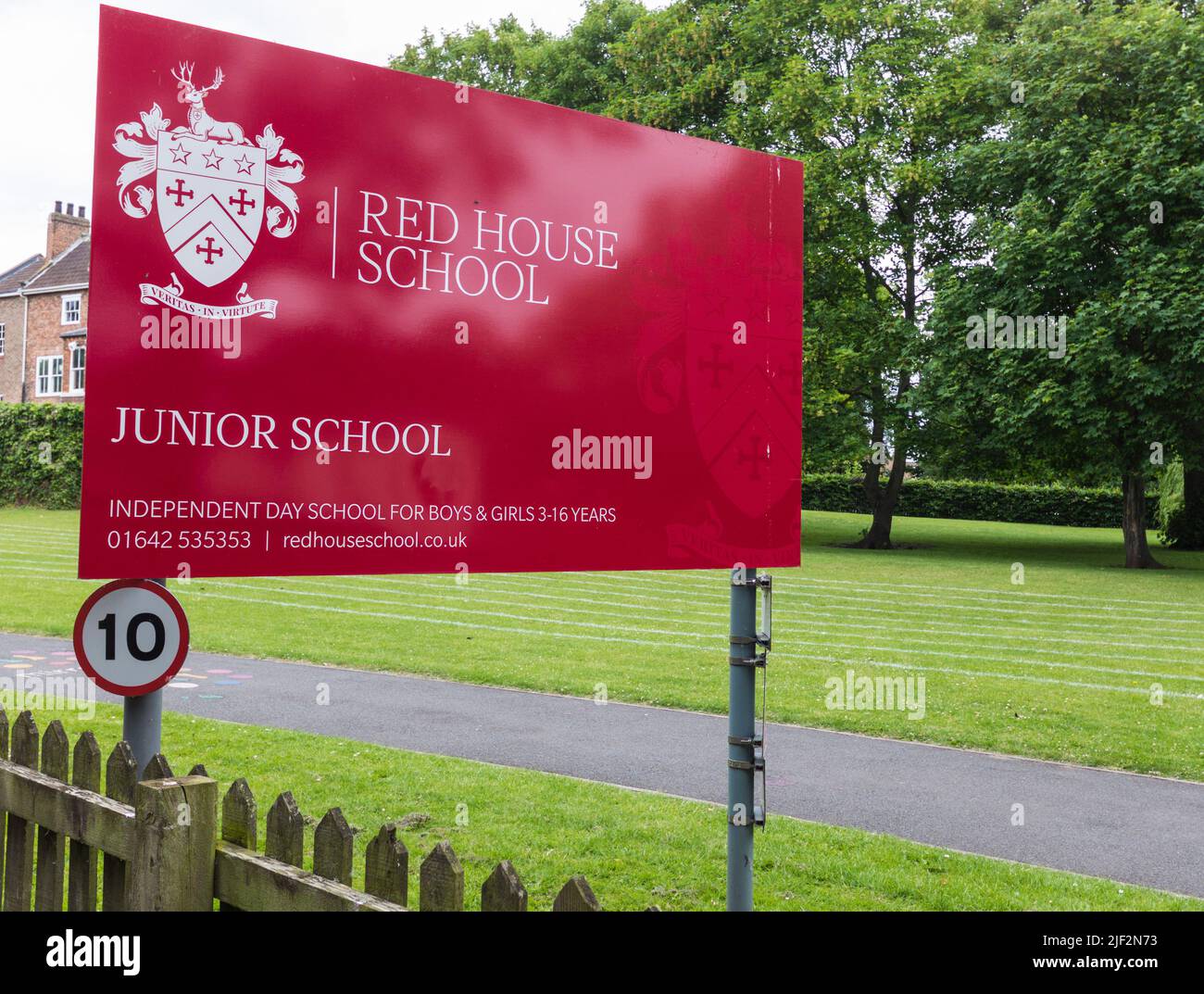 Red school house hi-res stock photography and images - Alamy