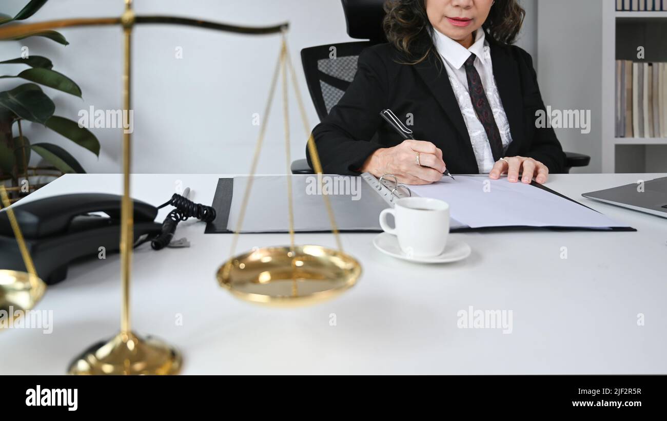 Professional woman signs document hi-res stock photography and images ...