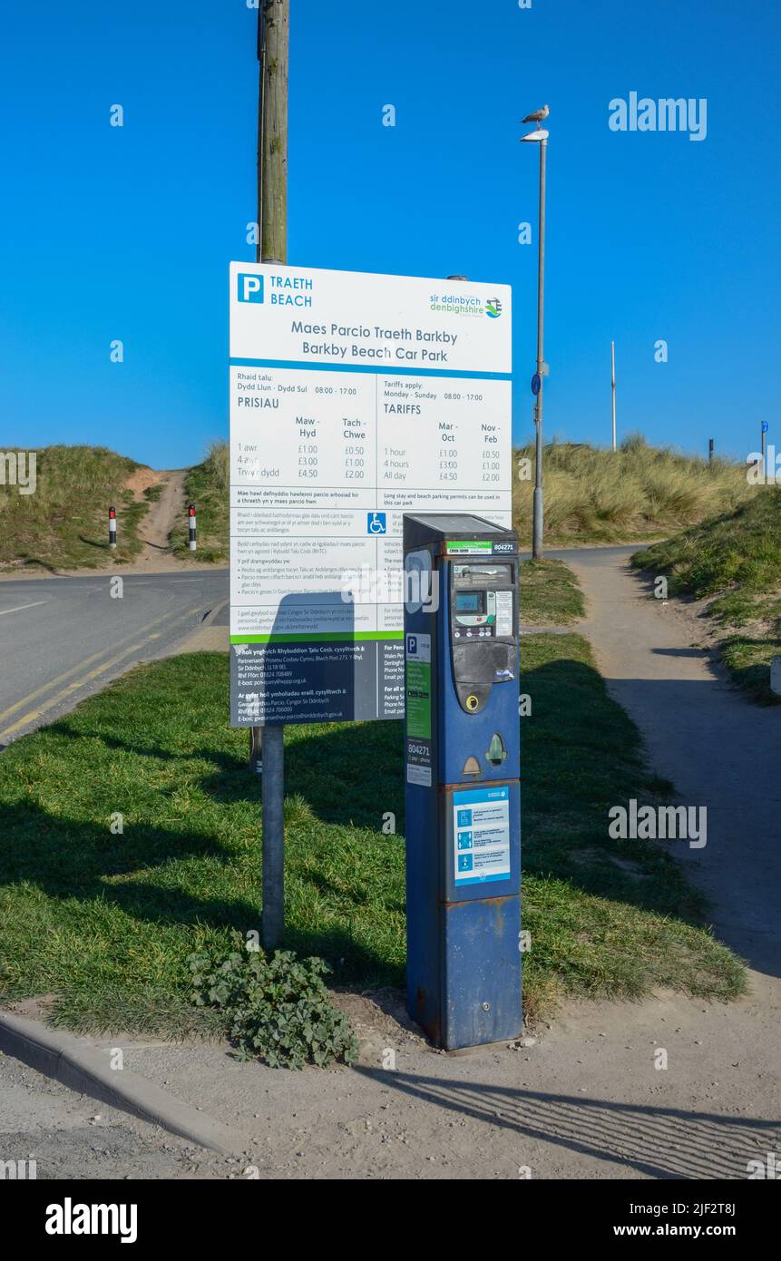 Prestatyn, UK. Mar 27, 2022. A bilingual Welsh and English sign at ...