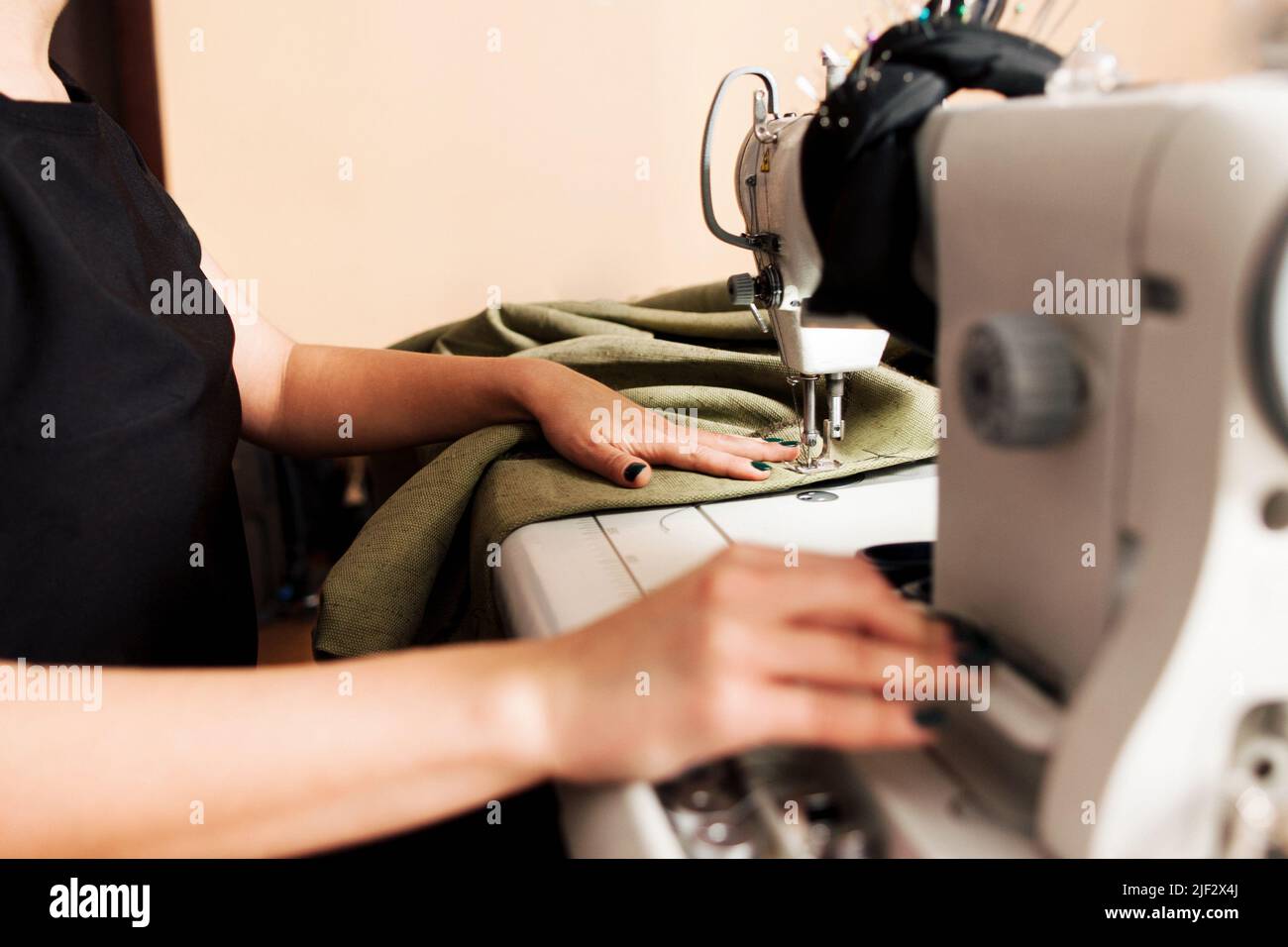 Sews clothes hi-res stock photography and images - Alamy