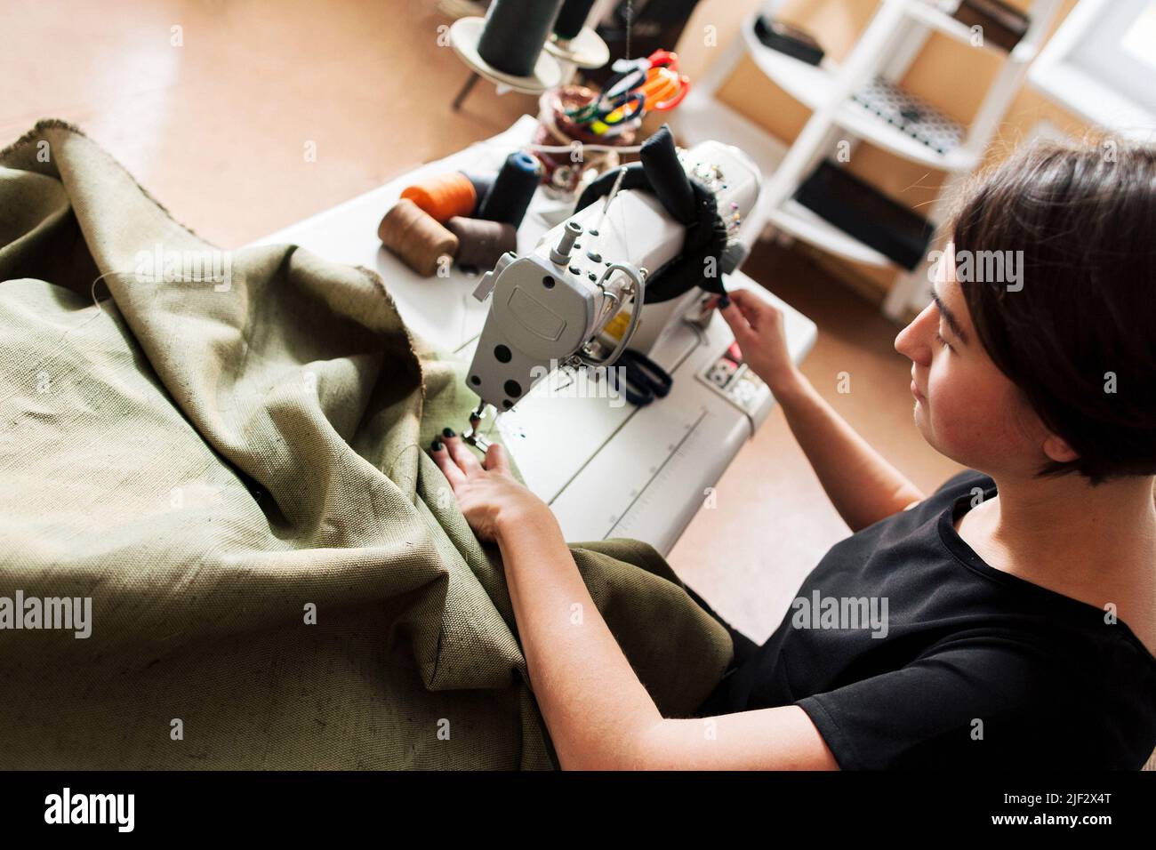 Tailor sews fabric sewing machine hi-res stock photography and images ...