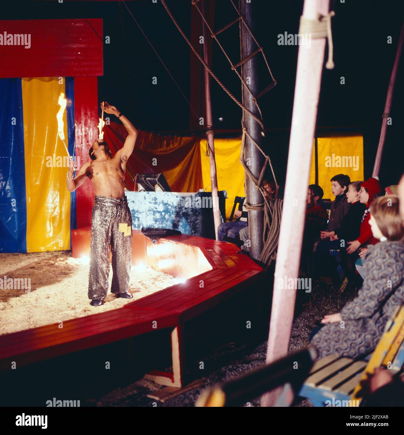 Die Straße, Fernsehfilm, Österreich, 1978, Szene: Feuerschlucker im ...