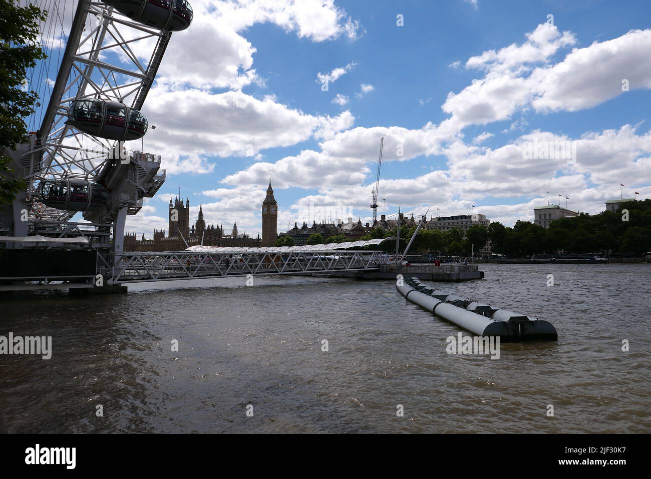Londons southbank walkway hi-res stock photography and images - Alamy