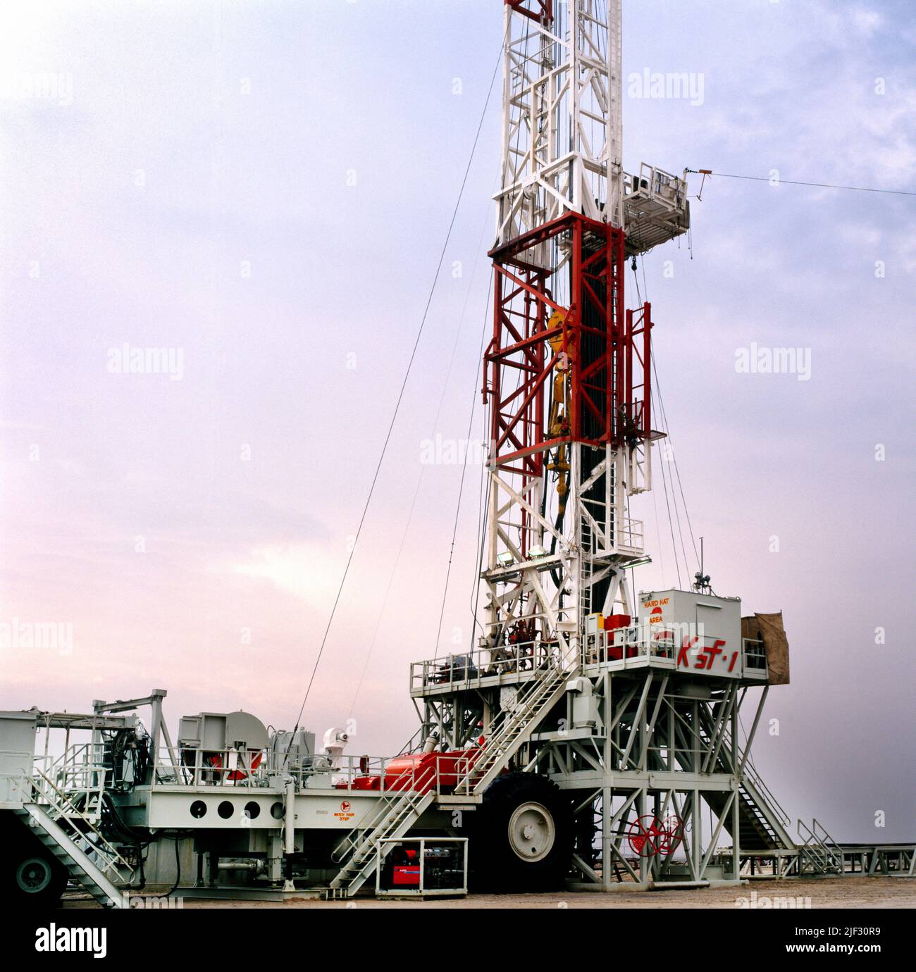 Magwa Field Kuwait Oil Rig No 1 Stock Photo - Alamy