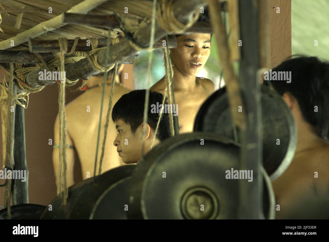 Mari mari cultural village dance hi-res stock photography and images ...