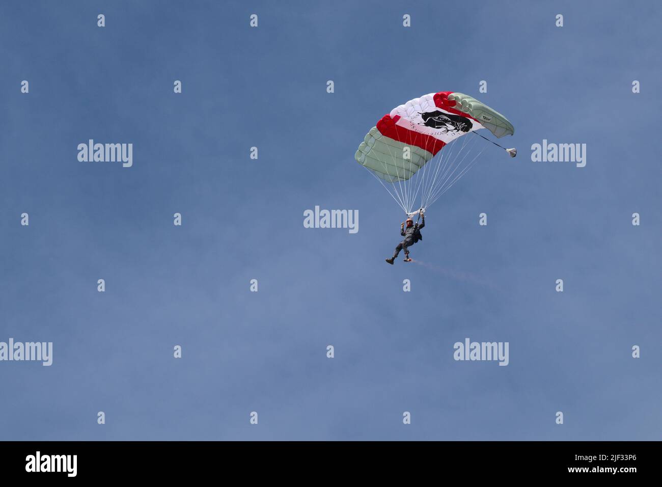 Parachut hi-res stock photography and images - Alamy