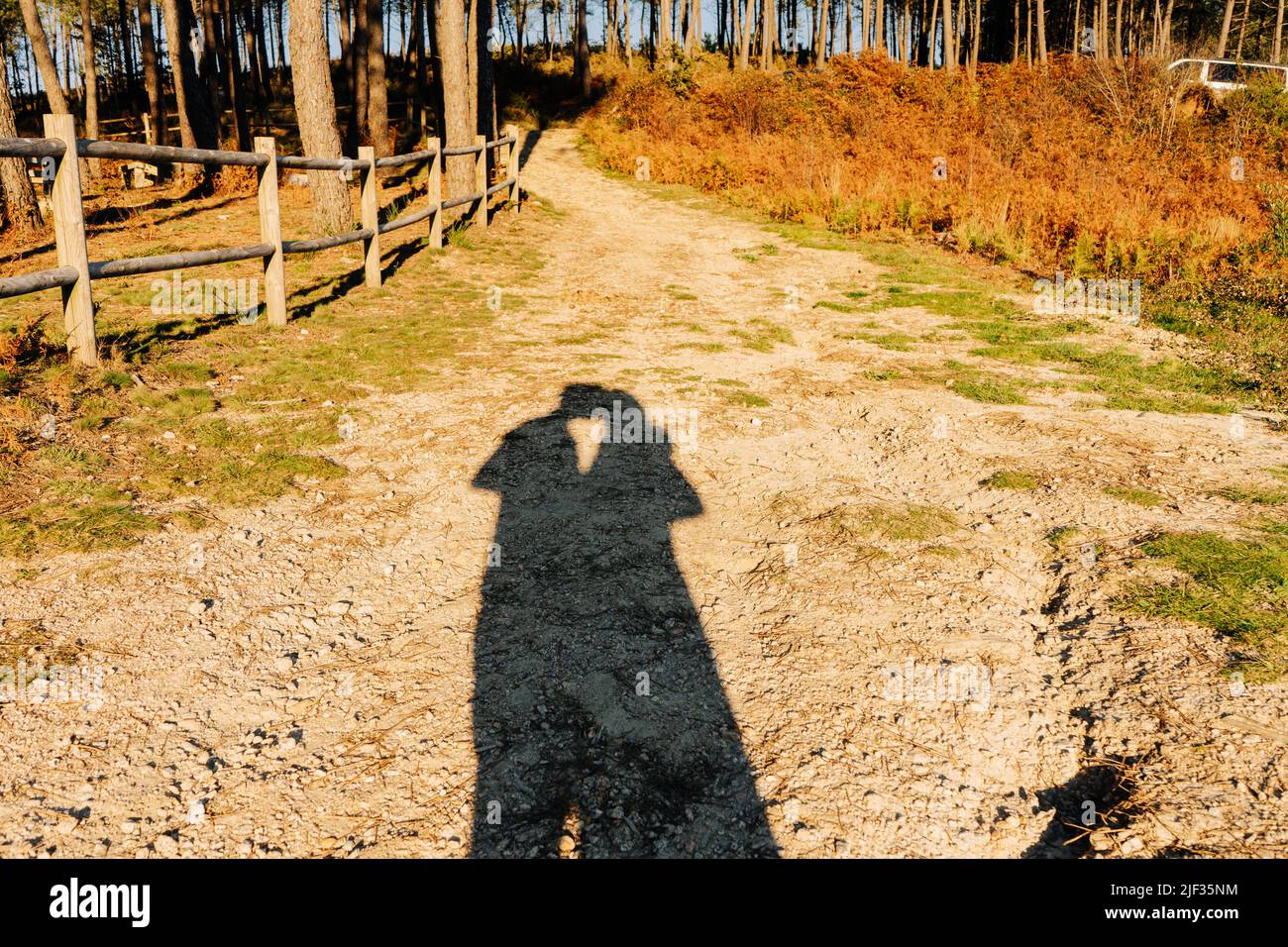 Two shadow kissing hi-res stock photography and images - Alamy