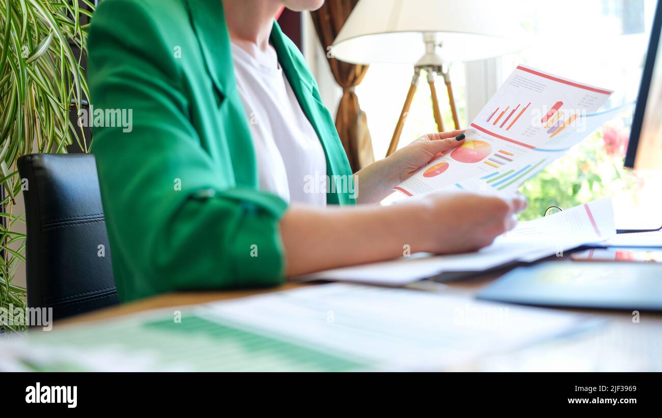 Female working excel computer hi-res stock photography and images - Alamy