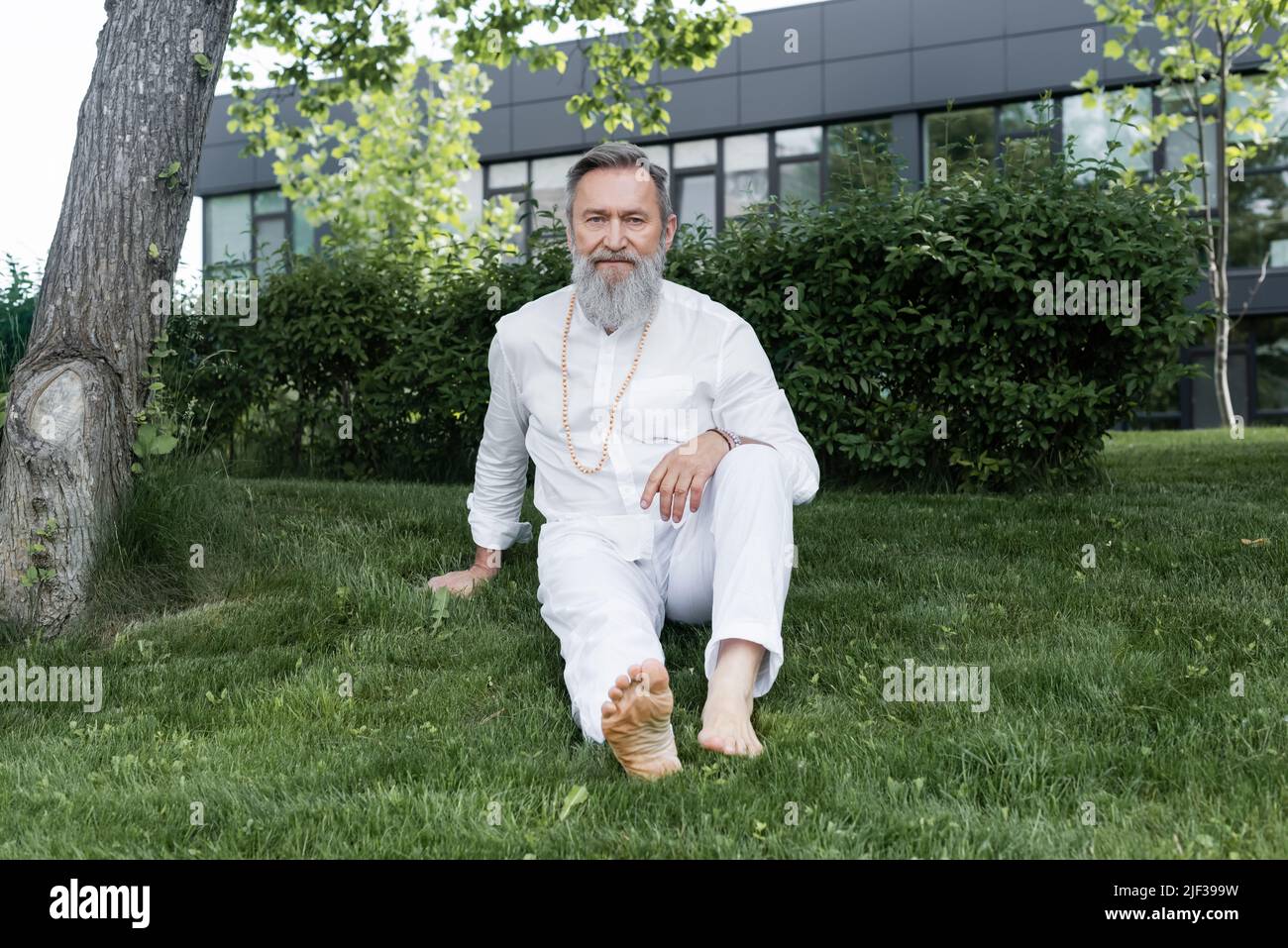 Man barefoot grass hi-res stock photography and images - Alamy